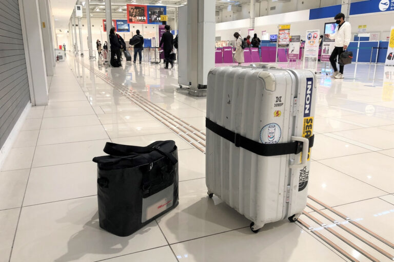 ダイビングでドライスーツの郵送は値段が高いので持ち運びがおすすめ | 部長の水中写真と秘密のダイビングログ